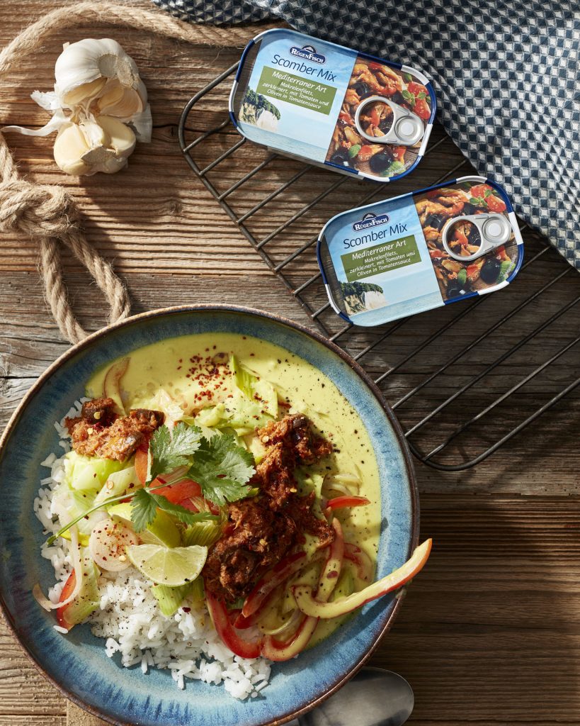 Curry mit Reis und Scomber Mix mediterraner Art | Rügen Fisch